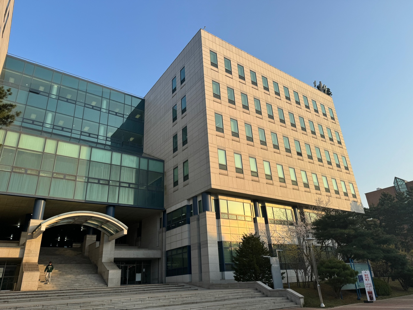 [Campus Magnifier] Let's Surf the Library!